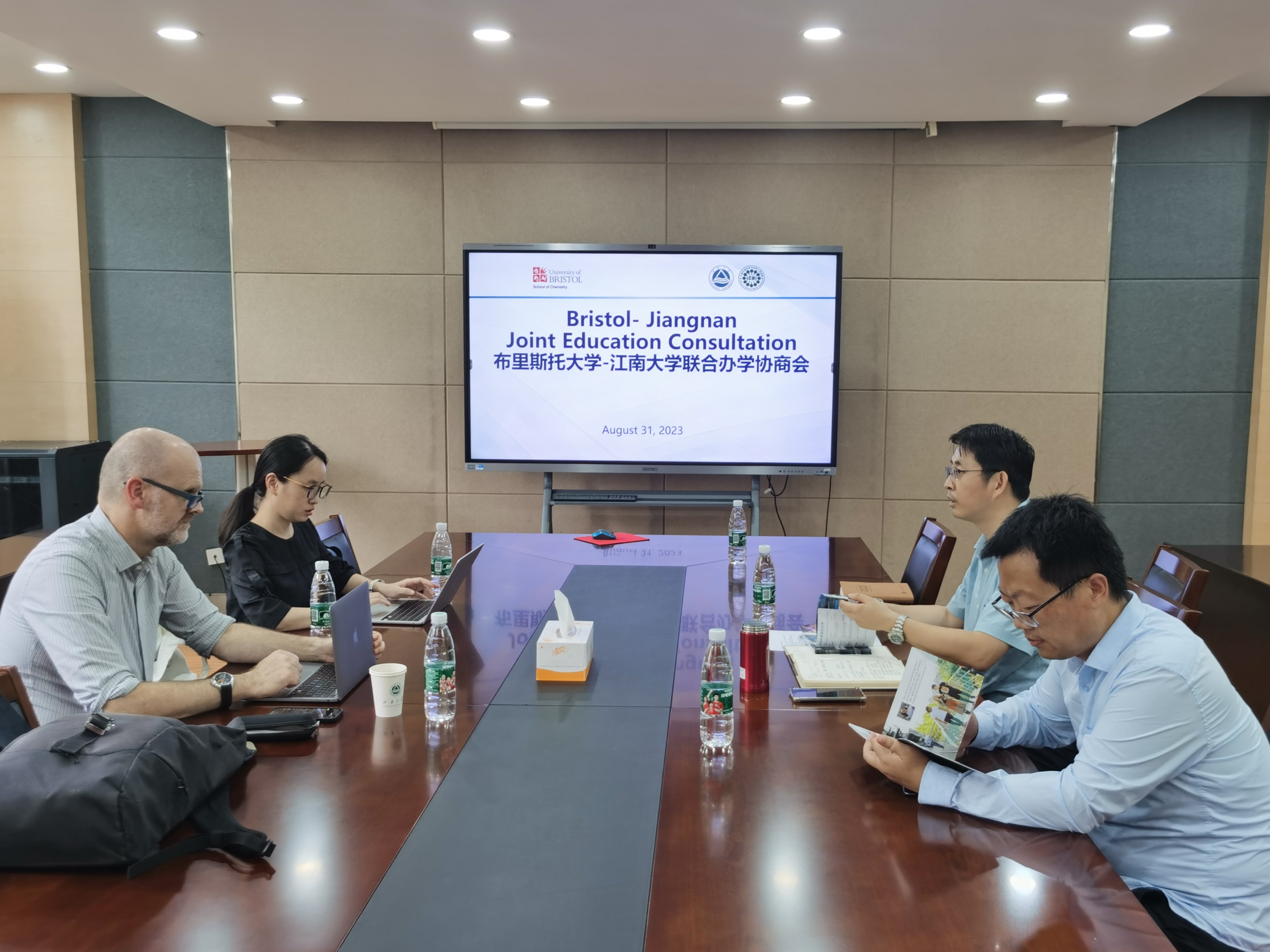 英国布里斯托大学Charl FJ Faul教授一行来访我院-化工学院中文站